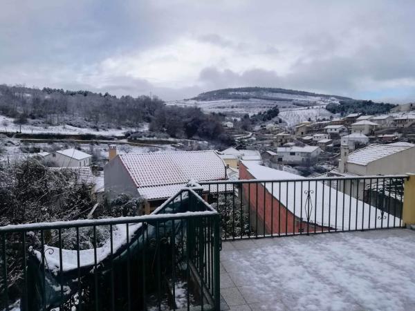 Queda de neve cortou estrada entre Carviçais e Carvalhal e encerrou ...